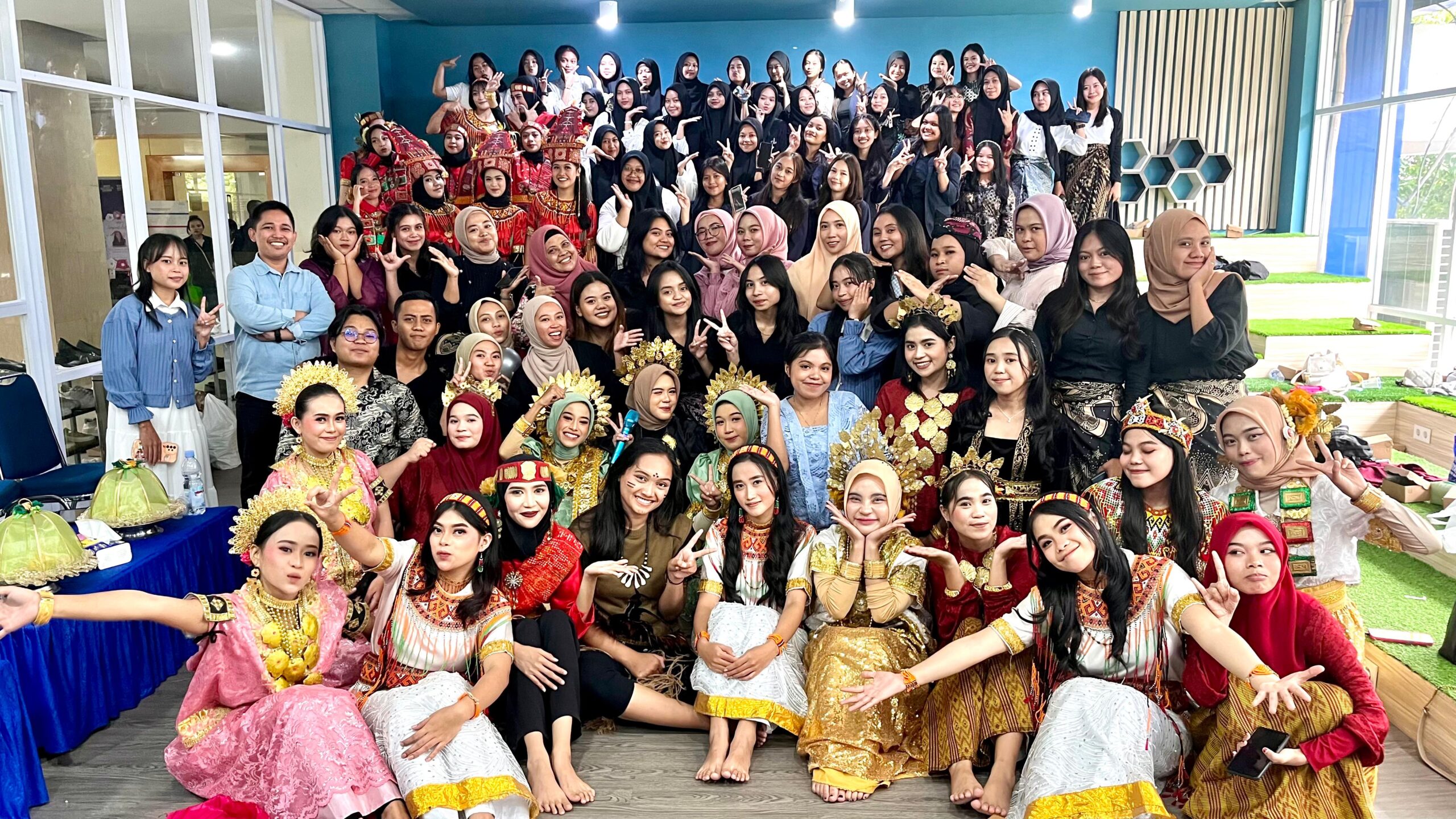 TINGKATKAN KREATIVITAS MAHASISWA, FIPS UNIBOS ADAKAN PAGELARAN SENI NUSANTARA - News Unibos